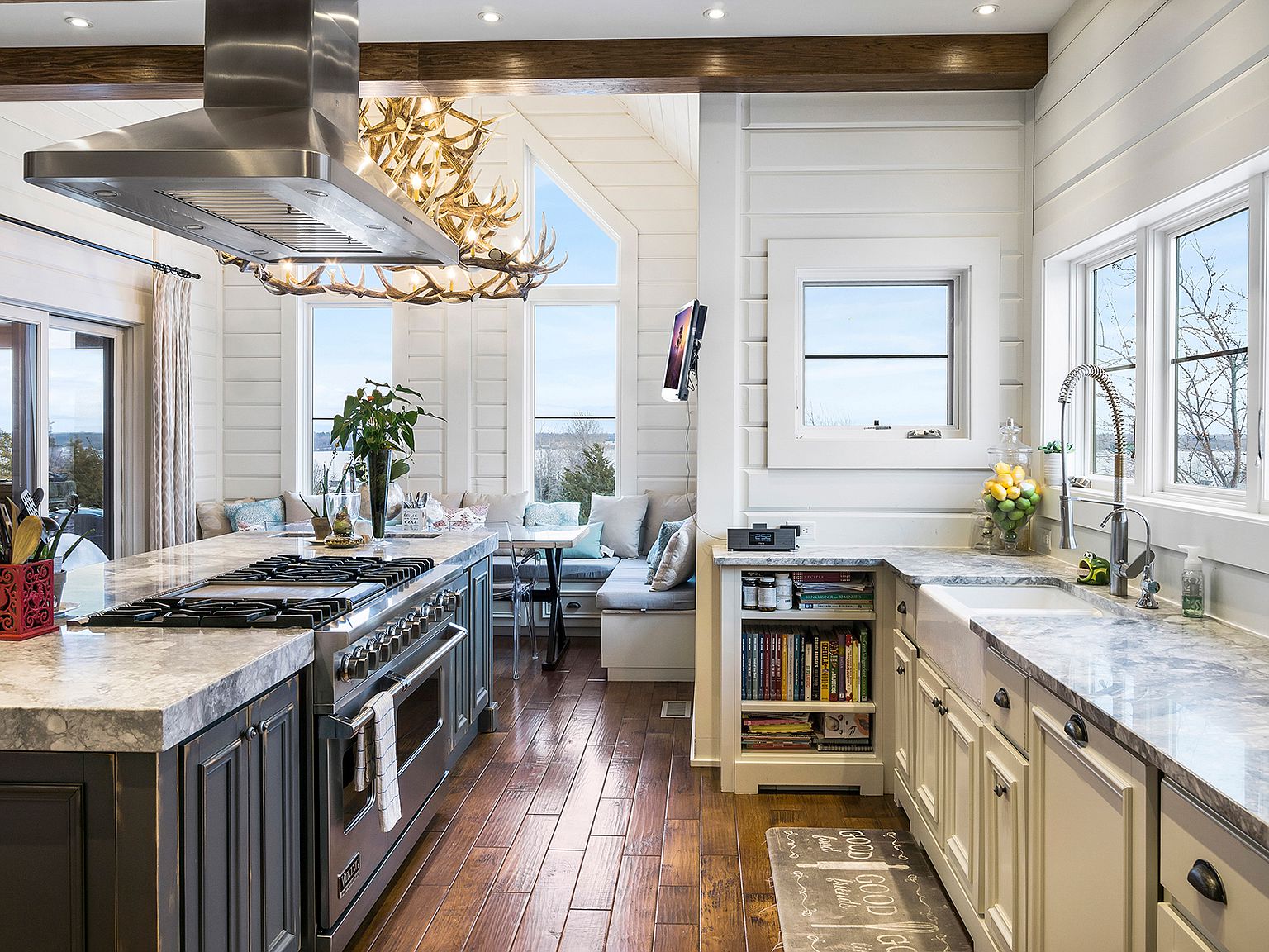 A Must-See! 20 Photos of a Beautiful Custom Tahoe